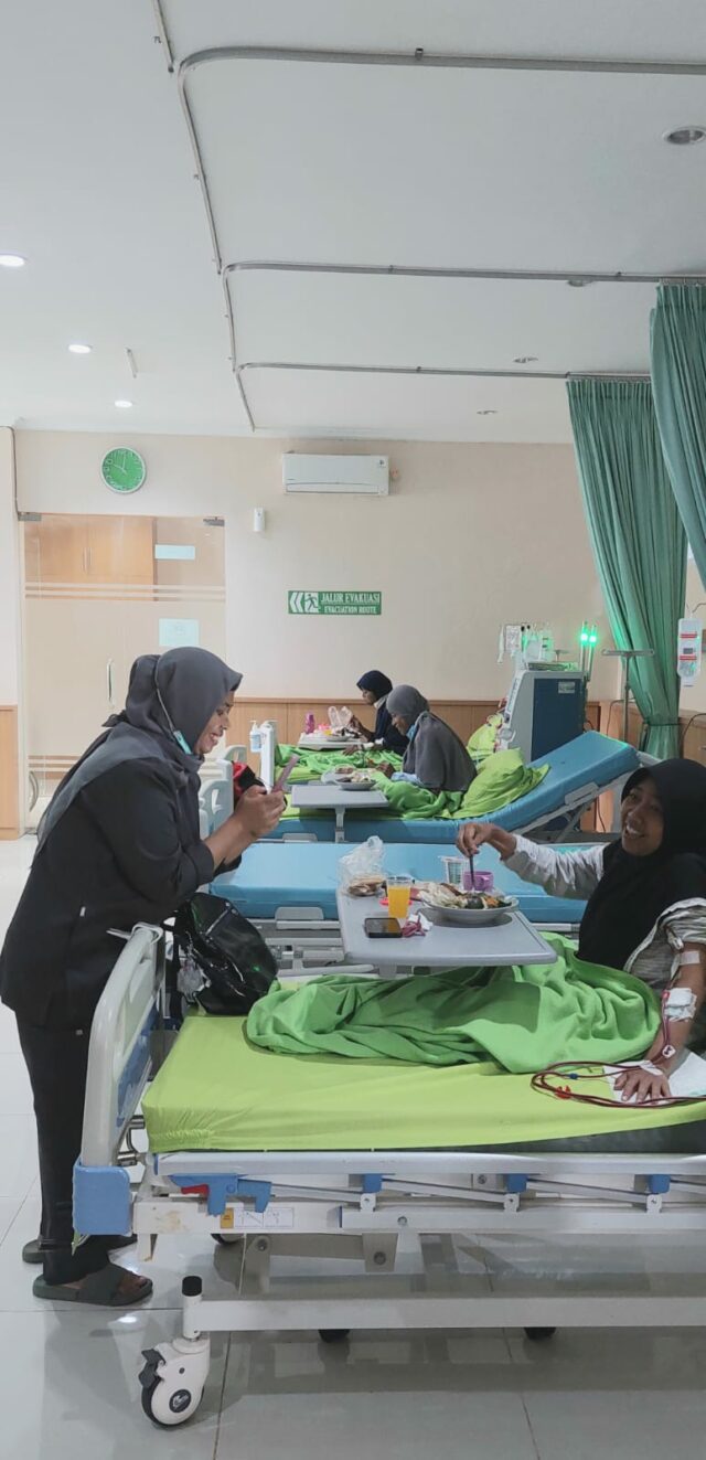 Pasien Rasakan Manfaat di Klinik Hemodialisa IZI – Inisiatif Zakat Indonesia