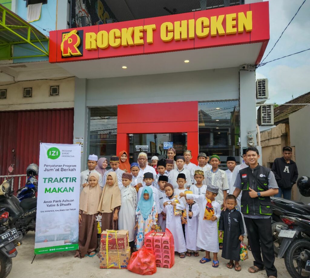 Salurkan Sedekah Jum’at, IZI Kaltim Traktir Makan Anak Yatim & Dhuafa – Inisiatif Zakat Indonesia