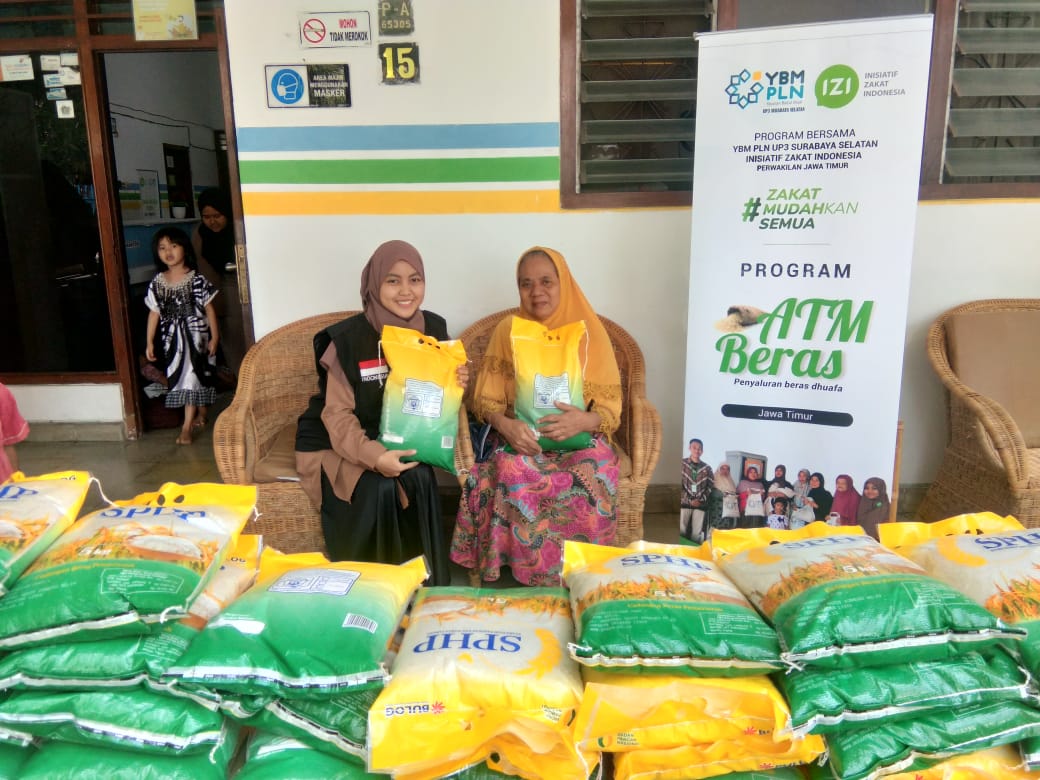 YBM PLN UP 3 Surabaya Selatan – IZI Salurkan Program ATM Beras Dhuafa – Inisiatif Zakat Indonesia