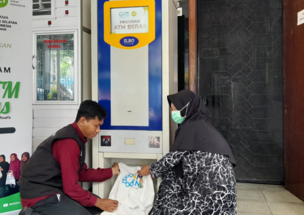Bahagianya Ibu 62 Tahun Terima Beras Pada Program ATM Beras bersama YBM PLN UP 3 Surabaya ...